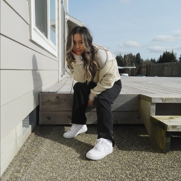 Emily's Closet (@emily_moua) | Poshmark